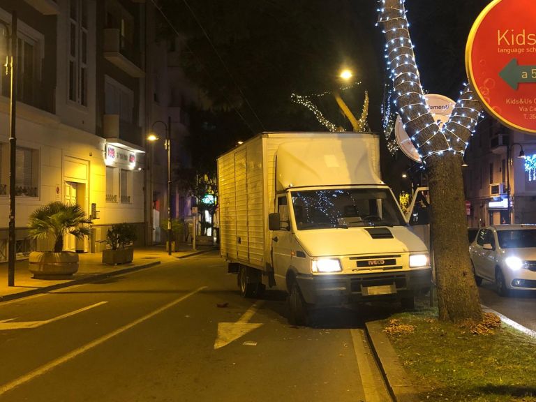 Tenta di rubare un furgone a Cagliari, l’autista lo raggiunge e lo ... Tenta di rubare un furgone a Cagliari, l’autista lo raggiunge e lo ...